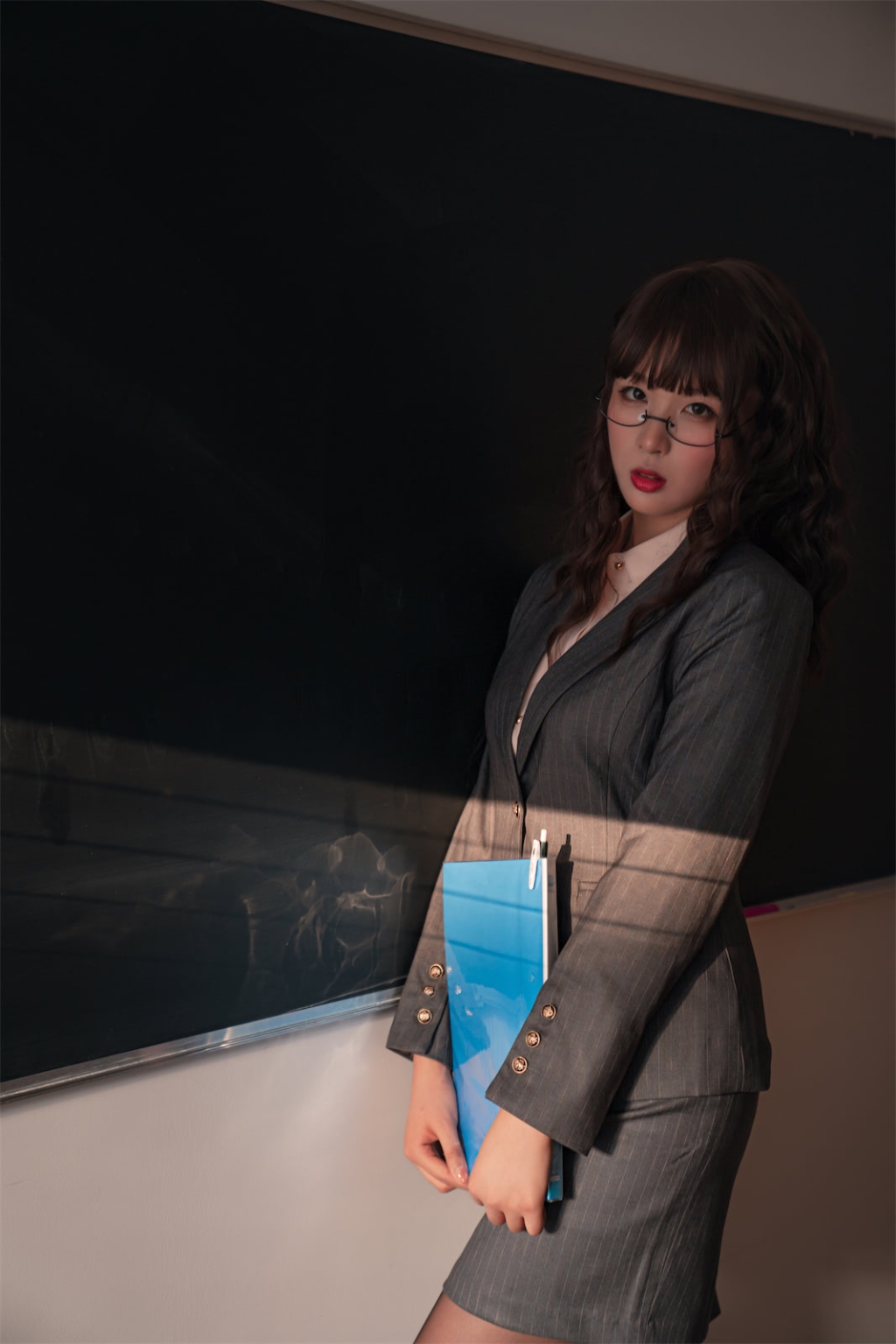 轩萧学姐 教鞭45p1v - 本子云